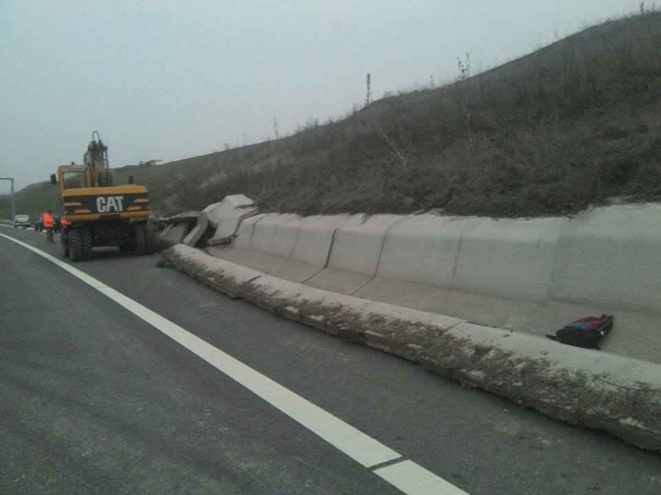 Din nou probleme pe A6.Taluzul de pe marginea autostrăzii s-a prăbuşit