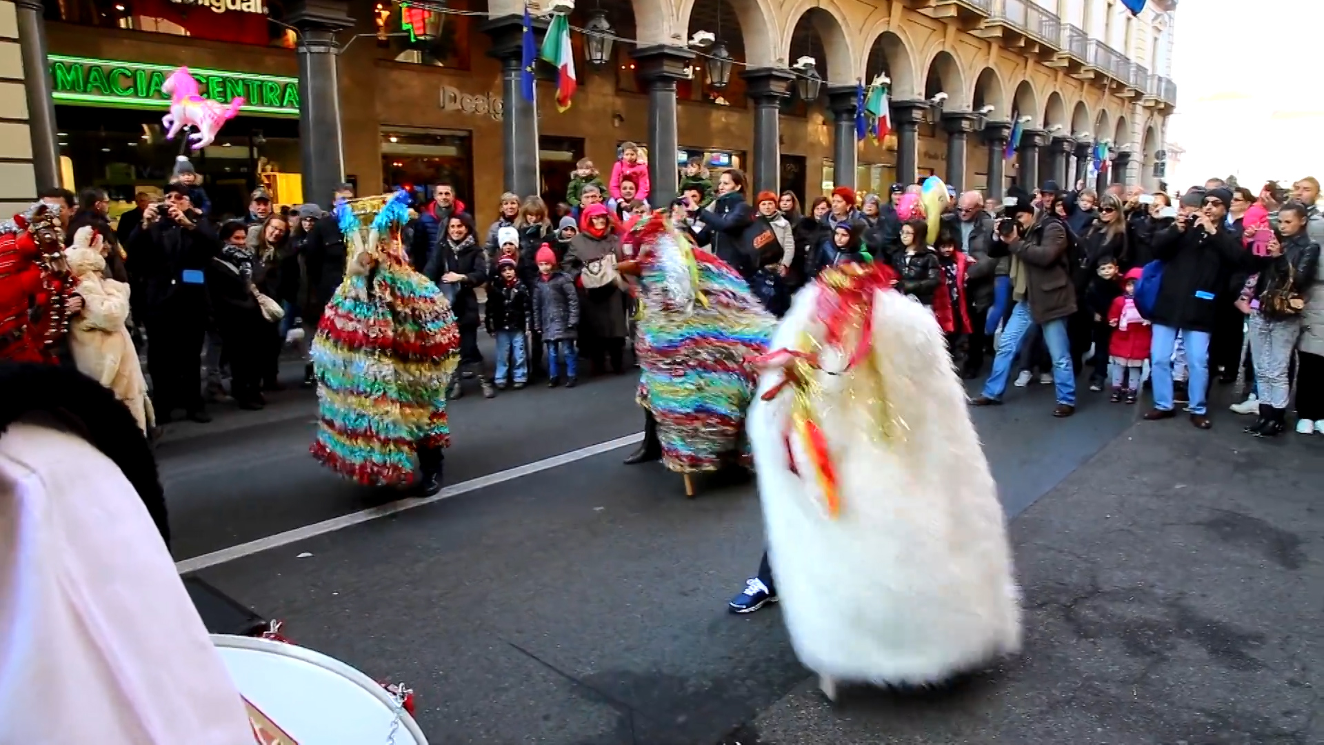 Românii plecați la muncă în străinatate, au plecat cu Capra să colinde ...