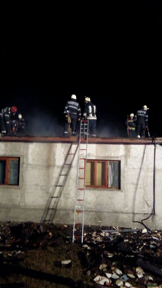 O casă din Timiș a fost distrusă de trăznet azi-noapte