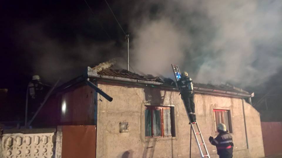 O casă din Timiș a fost distrusă de trăznet azi-noapte