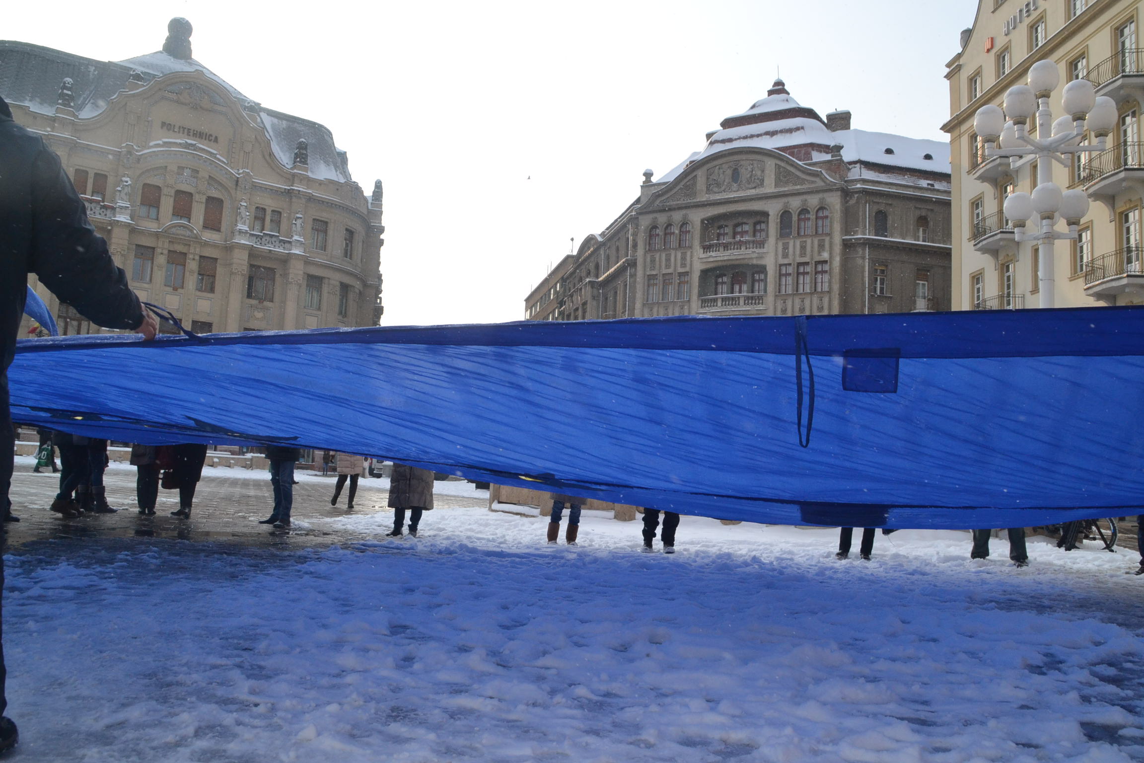 Steagul Europei, lung de peste 10 metri, a fost plimbat prin centrul ...