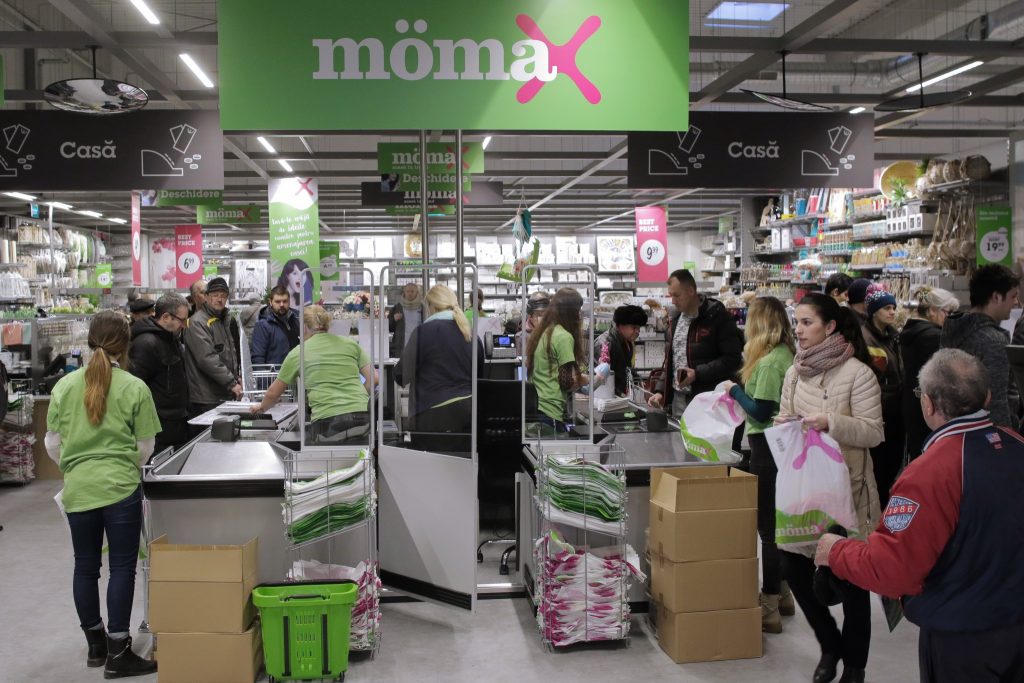 Mömax și-a așteptat primele cliente cu flori. Foto