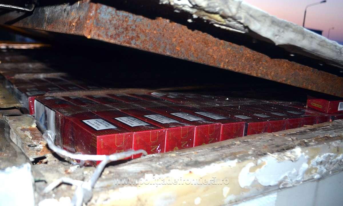 Zeci de mii de țigări de contrabandă, descoperite la Moravița. Foto