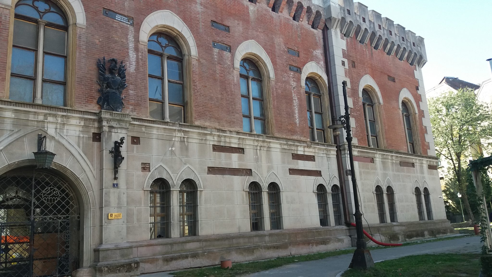 Cascada de pe pereții Castelului Huniade devine ”atracție turistică ...