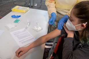 Vaccinul ROR, împotriva rujeolei, oreionului şi rubeolei, te-ar putea ...