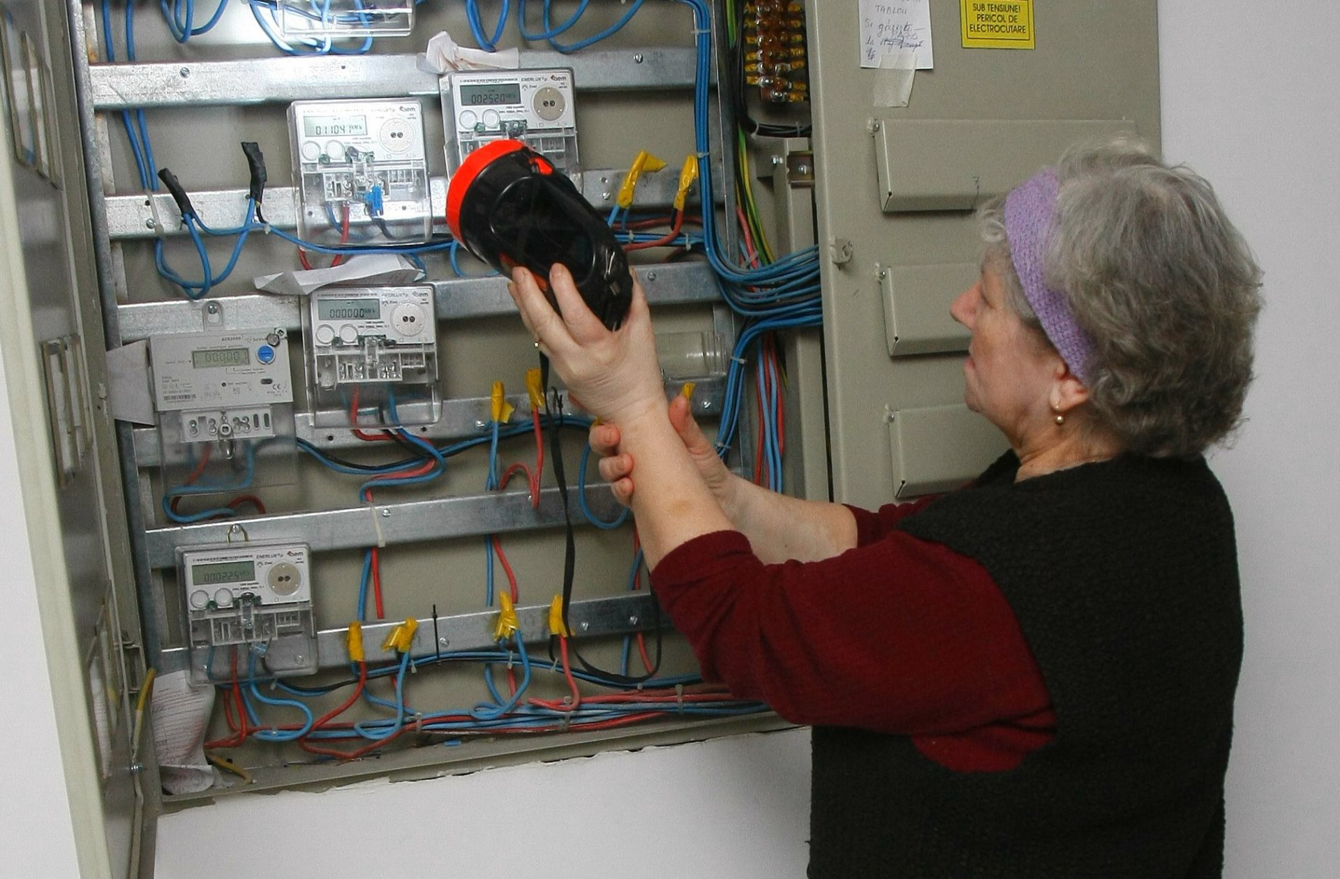 Contoare inteligente de energie. ANRE vrea ca fiecare român să fie ...