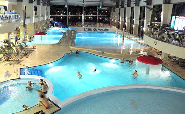 Un complex cu piscine acoperite se deschide de 1 Decembrie în vestul țării