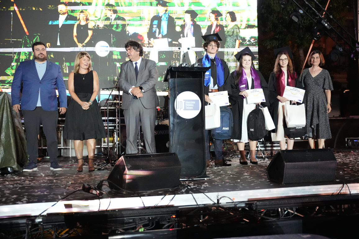 Ceremonie de absolvire memorabilă pentru cea de-a 100-a generație de ...