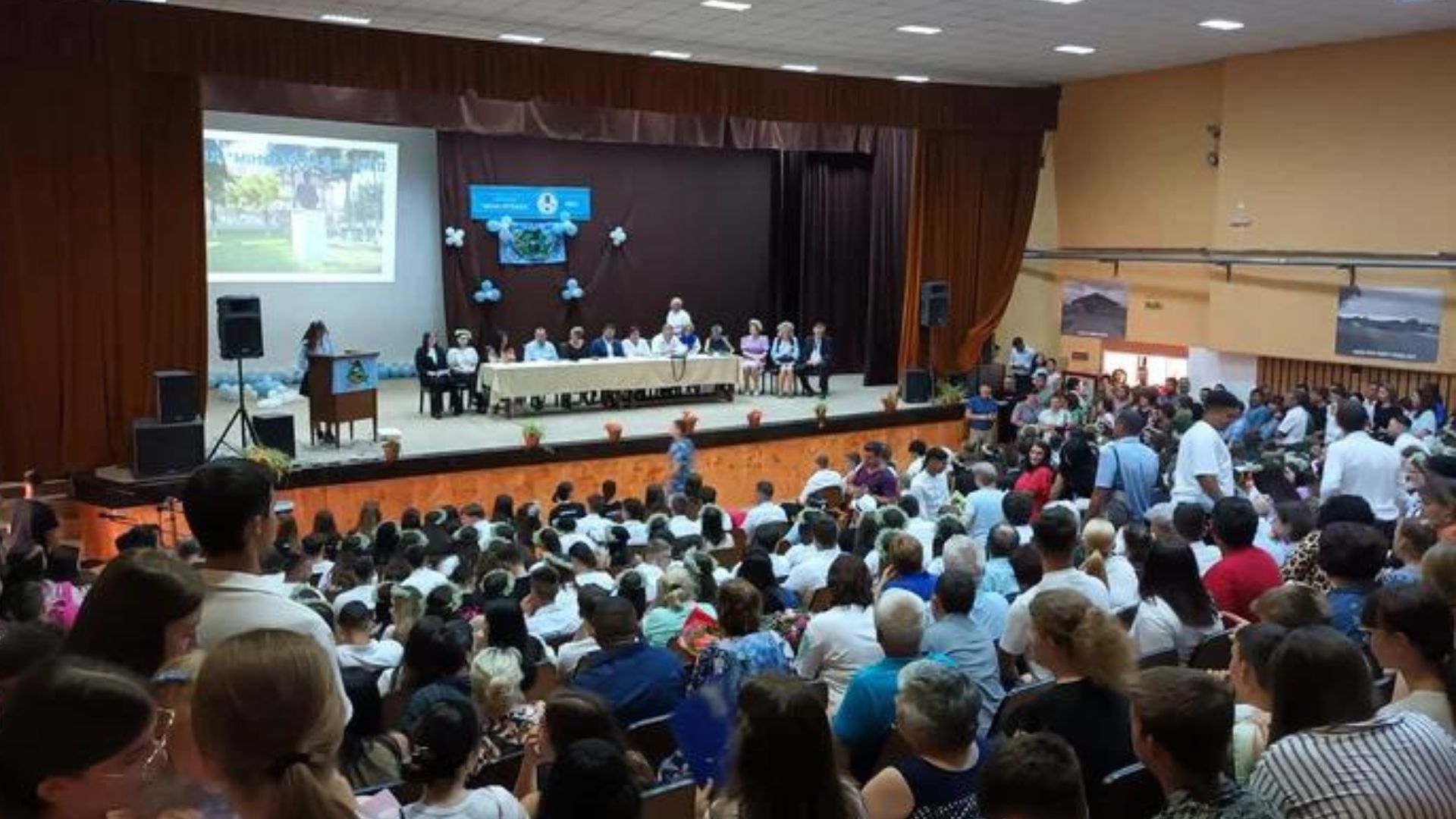 Discursul controversat al unei șefe de promoție: „Ce m-a învățat școala ...