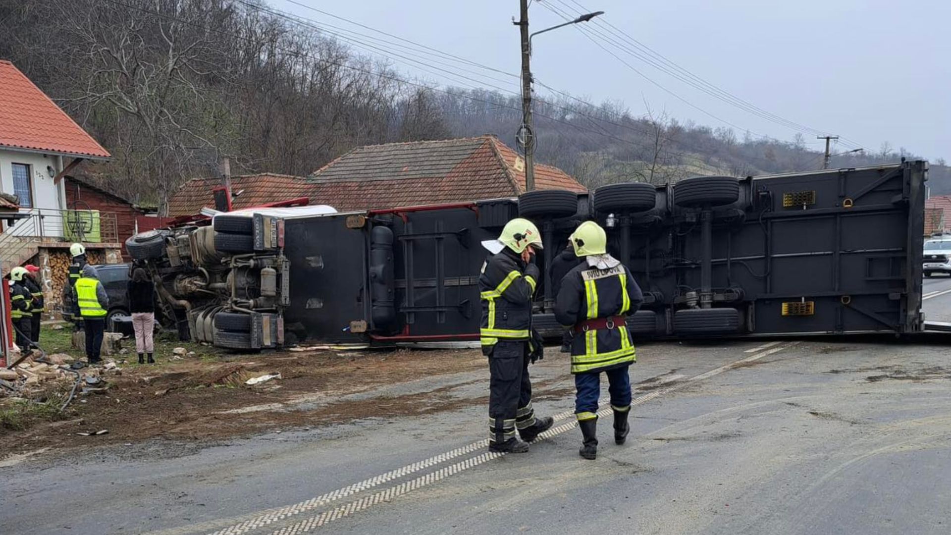 Un autocamion s-a răsturnat pe șosea, intrând în curtea unui localnic