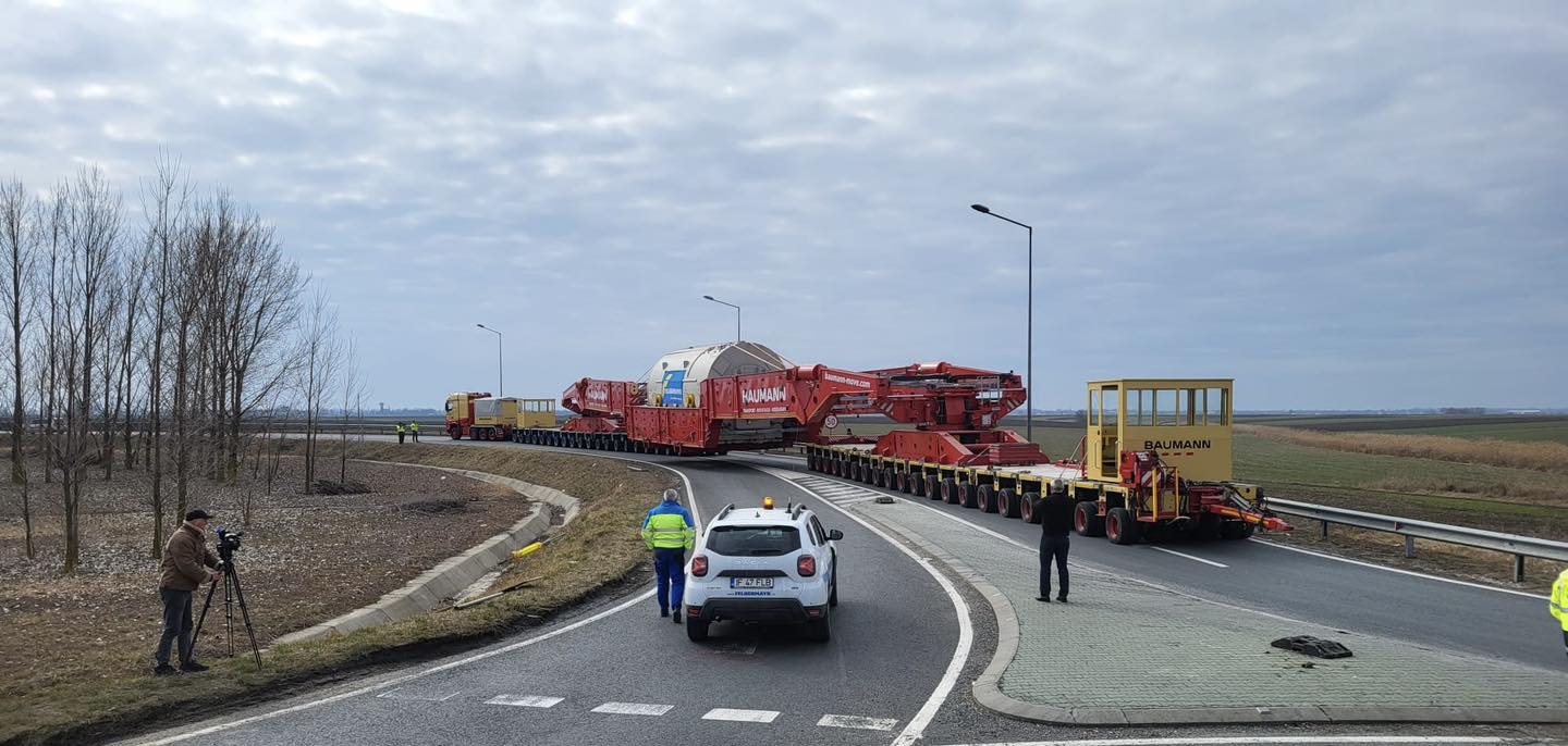 FOTO – VIDEO | Transportul agabaritic – gigant închide un drum județean ...